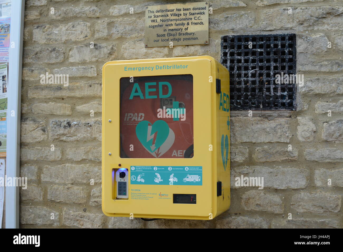 Aed Defibrillator High Resolution Stock Photography and Images - Alamy