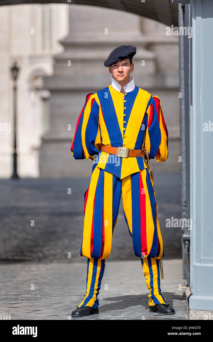 Vatican swiss guard stands hi-res stock photography and images - Alamy