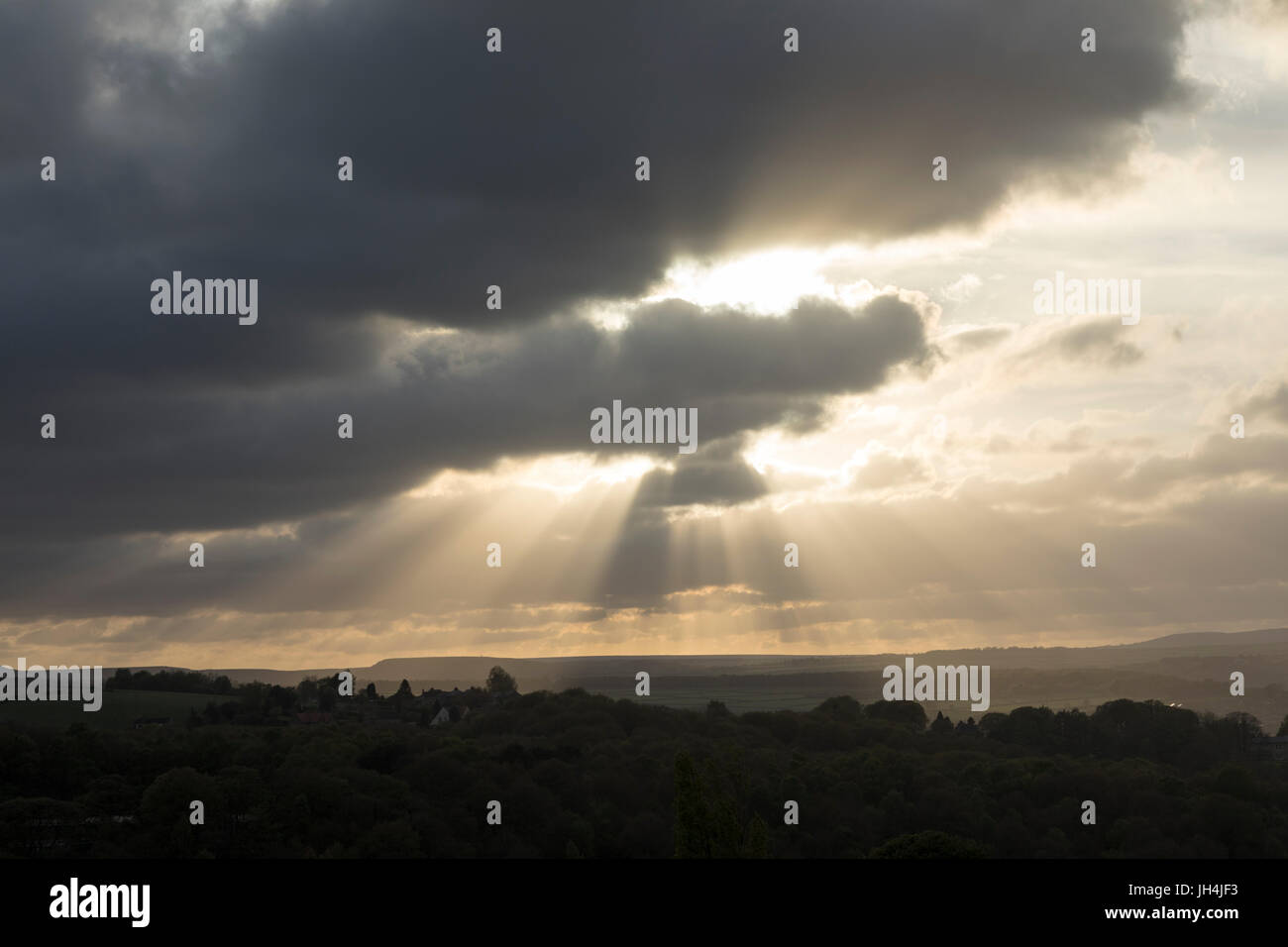 Sunshine through gaps hi-res stock photography and images - Alamy