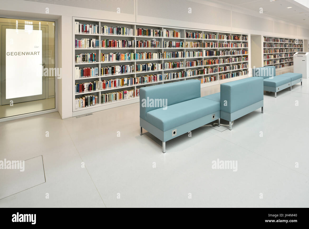 Public bookshelves hi-res stock photography and images - Alamy
