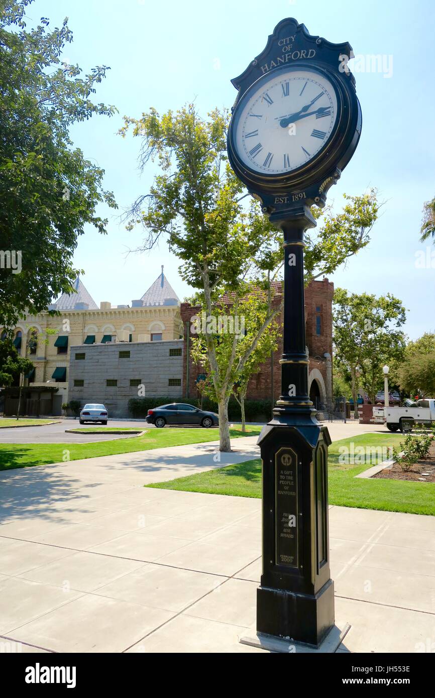 Sidewalk clock hi-res stock photography and images - Alamy