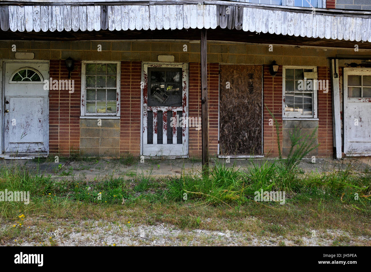 Creepy scary old grungy abandoned roadside motel Stock Photo - Alamy