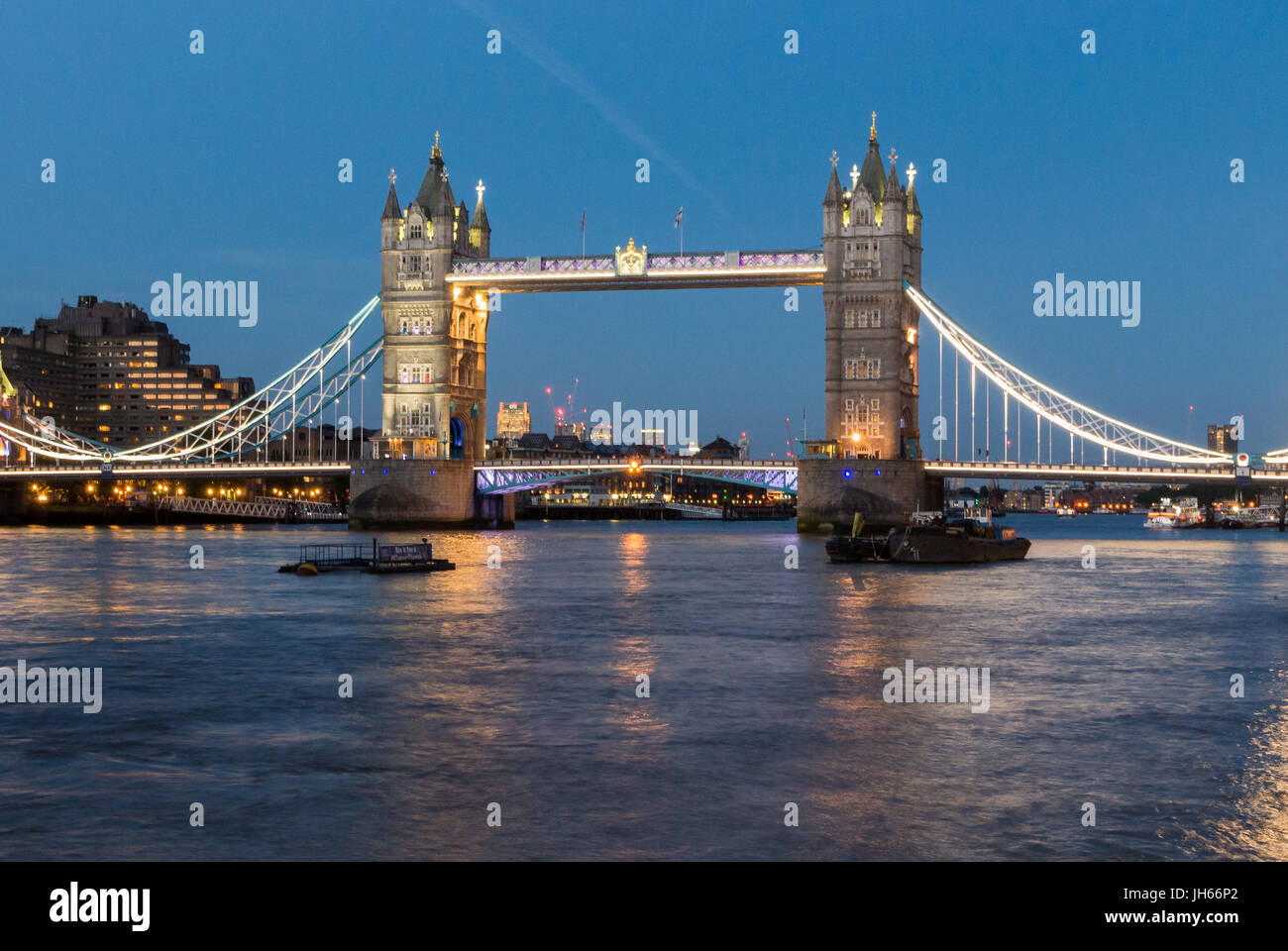Lit tower bridge hi-res stock photography and images - Alamy