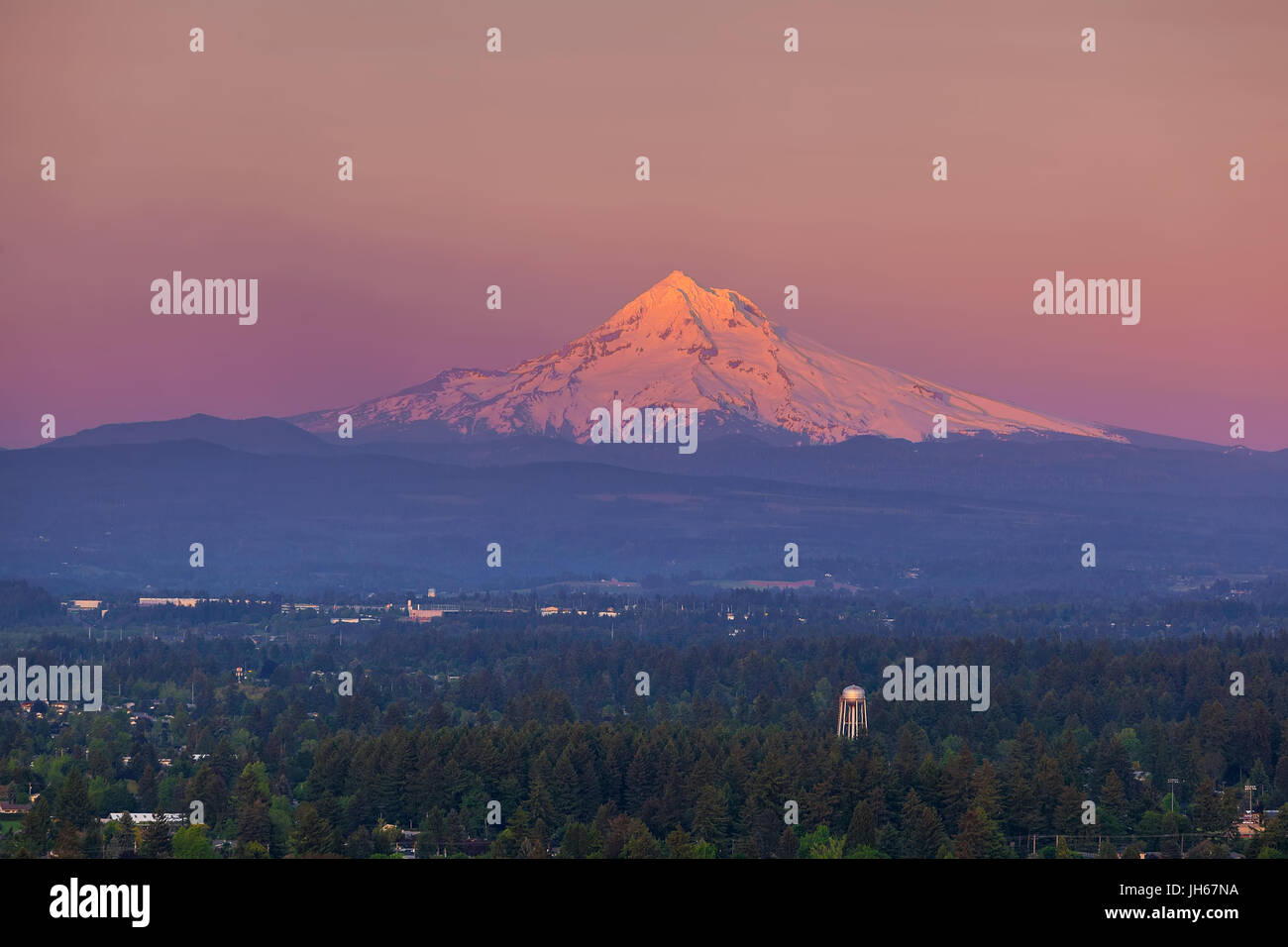 Sunset last light on Mount Hood from Rocky Butte viewpoint in Portland ...
