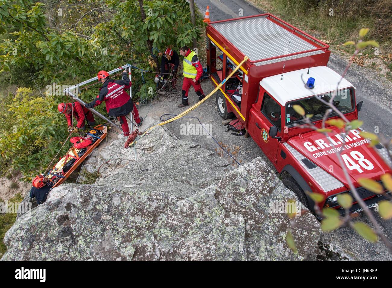FIREFIGHTERS IN DANGEROUS PLACES Stock Photo - Alamy