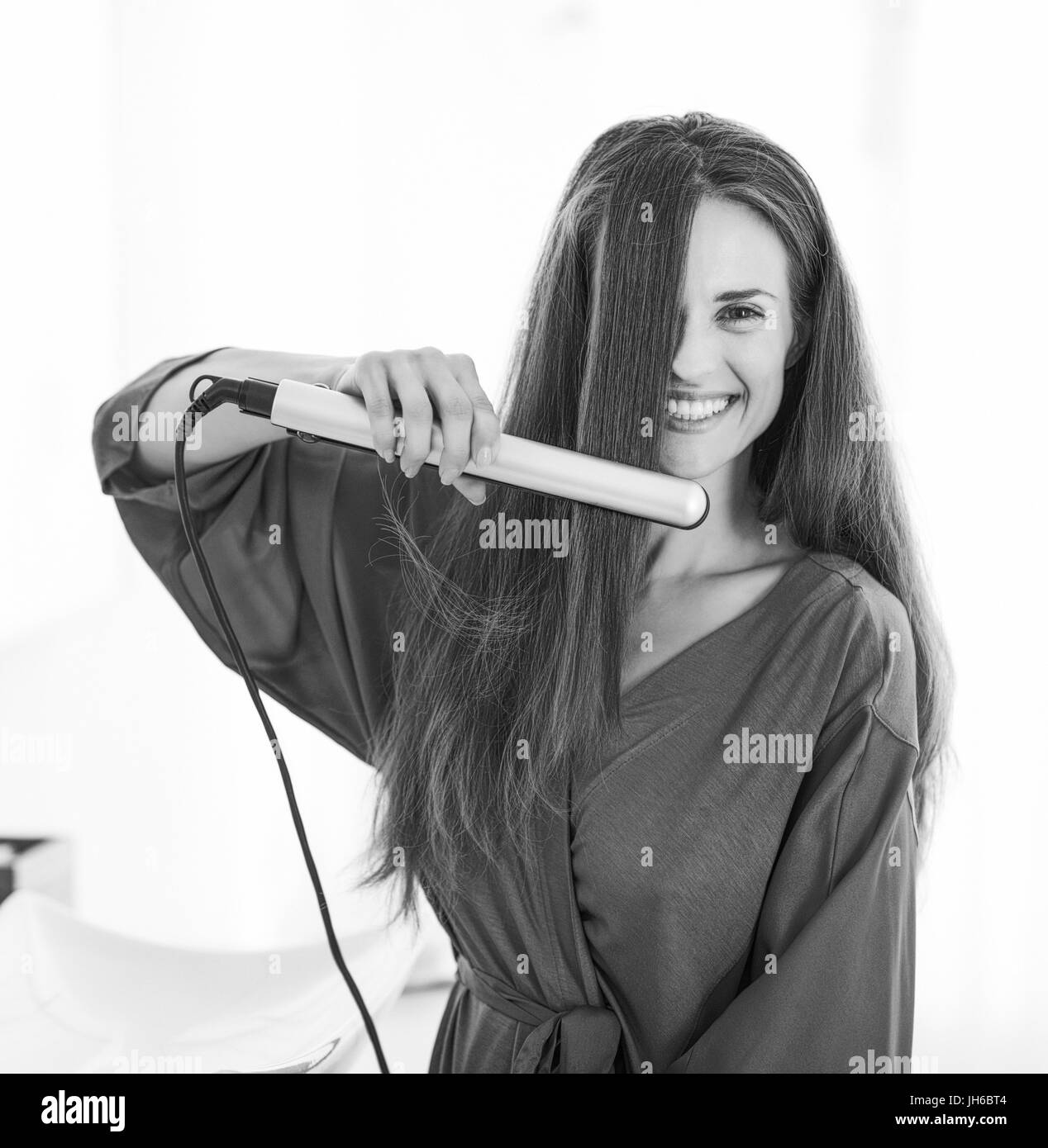 Hair straightening black woman hi-res stock photography and images - Alamy