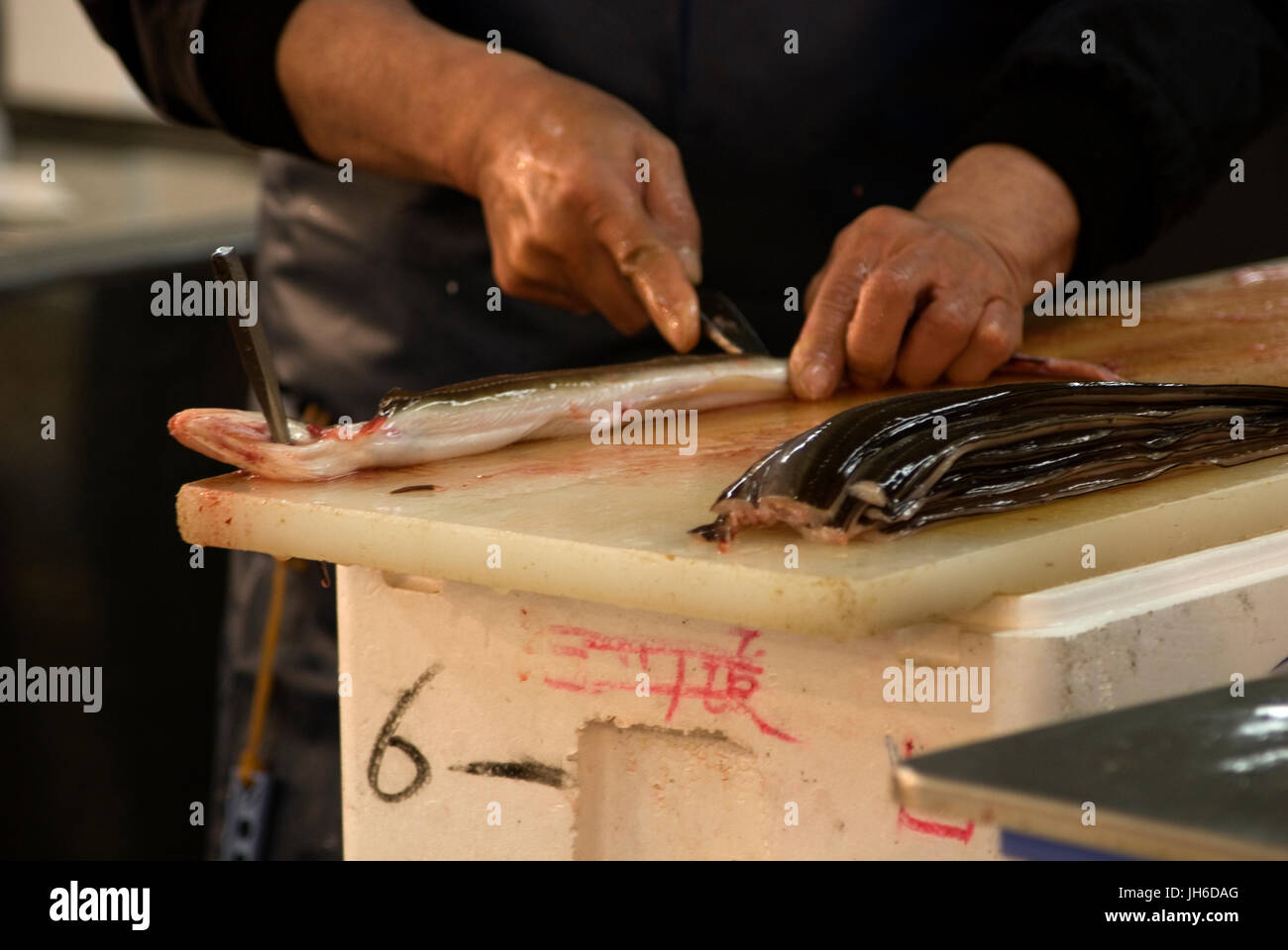 Fishmonger cutting fish at Tokyo Tsukiji fish market Stock Photo - Alamy