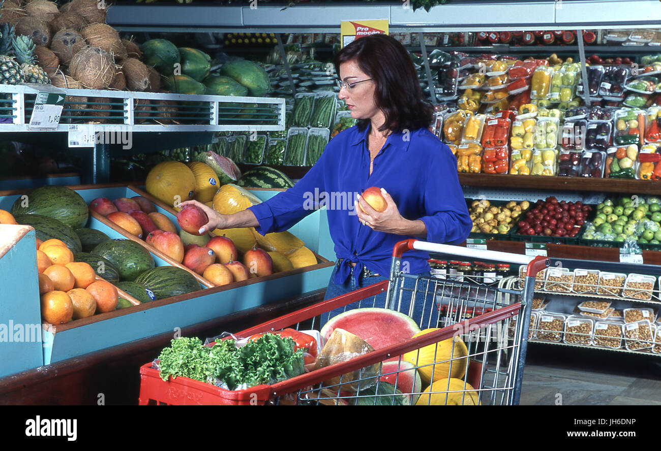 Women, market, shopping Stock Photo - Alamy