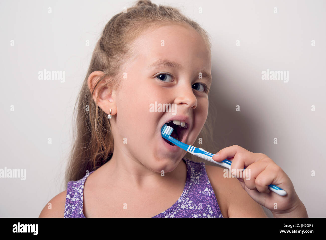Child and toothpaste hi-res stock photography and images - Alamy