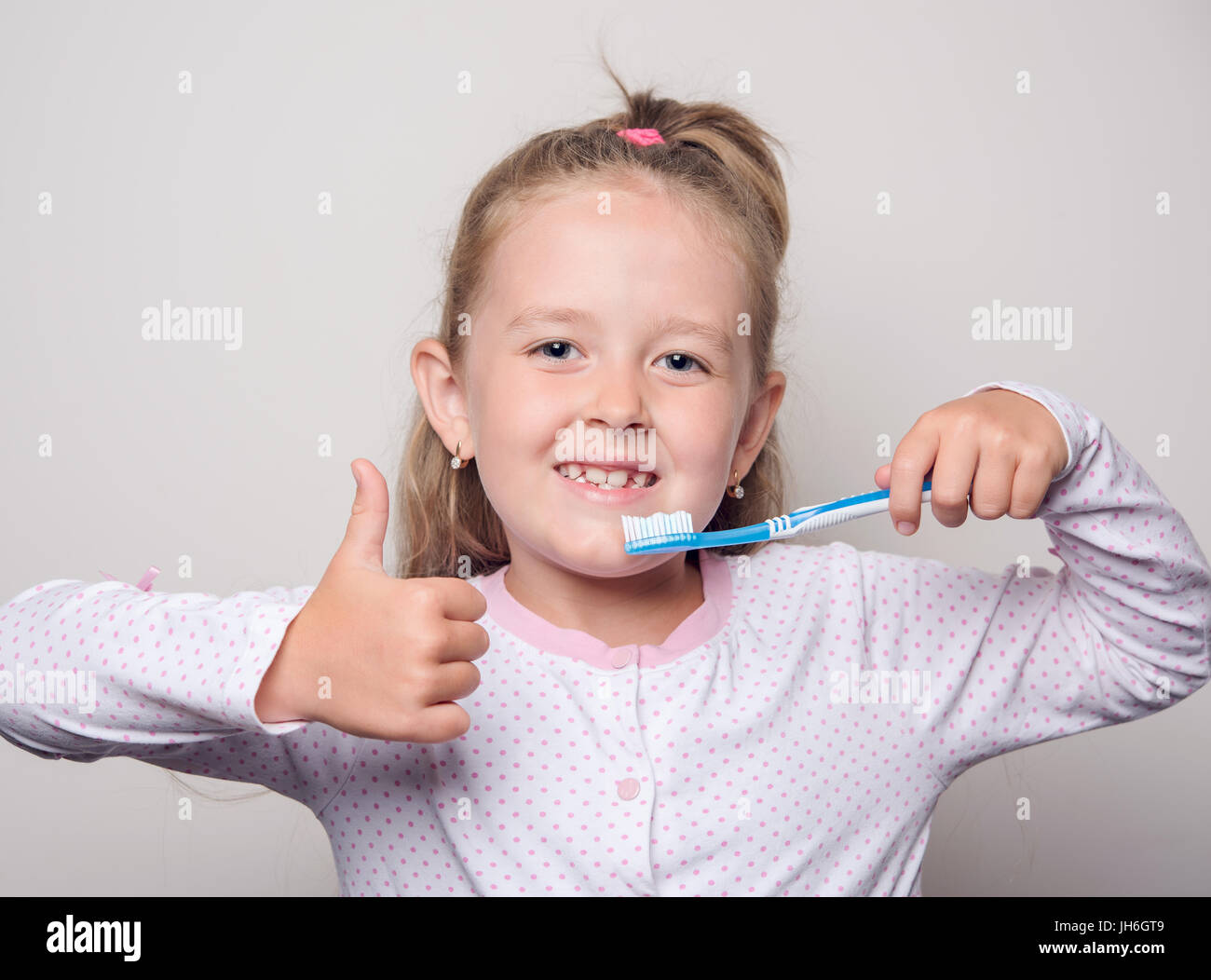 child brushing her teeth in the morning Stock Photo - Alamy