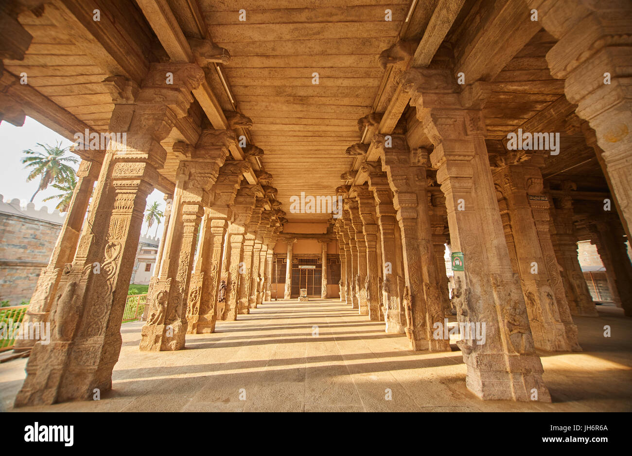 Sculpture on the outside of the Hall of 1000 Pillars at Sri ...