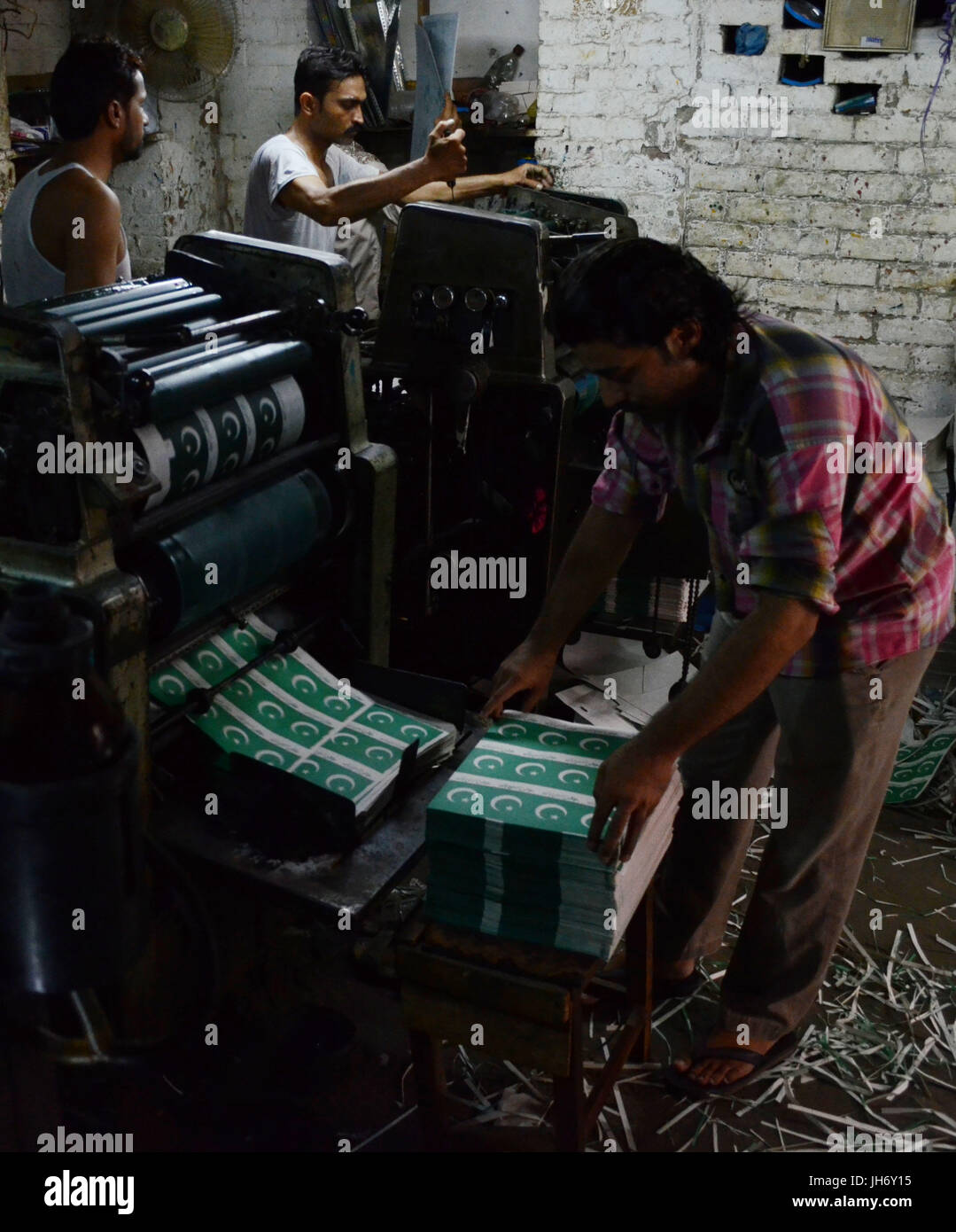 Lahore, Pakistan. 13th July, 2017. Pakistani workers busy printing the ...