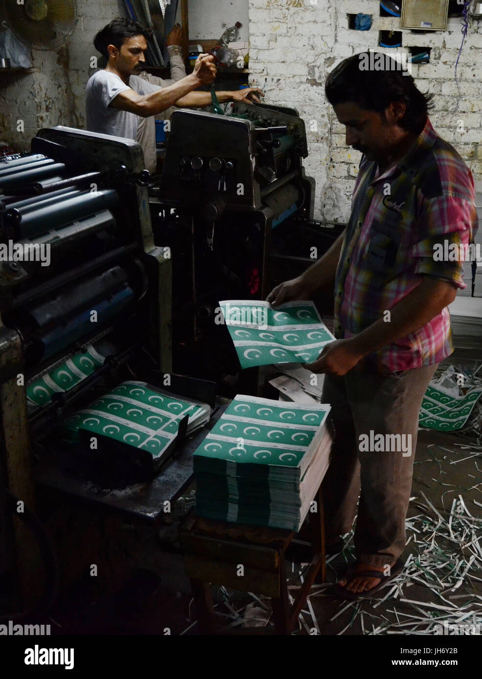 Lahore, Pakistan. 13th July, 2017. Pakistani workers busy printing the ...