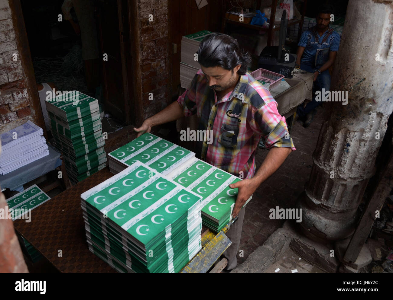 Lahore, Pakistan. 13th July, 2017. Pakistani workers busy printing the ...