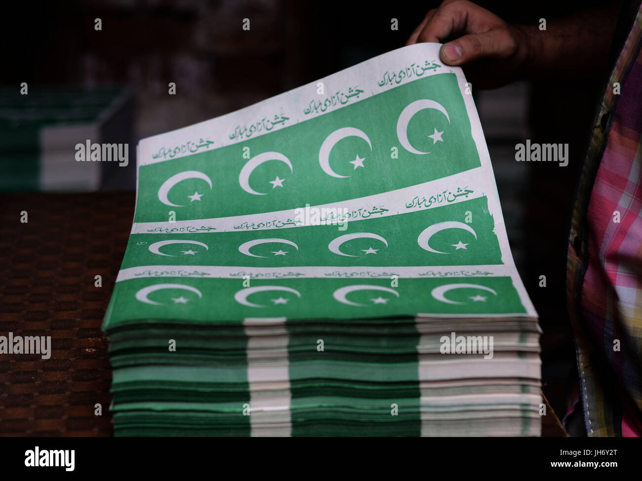 Lahore, Pakistan. 13th July, 2017. Pakistani workers busy printing the ...