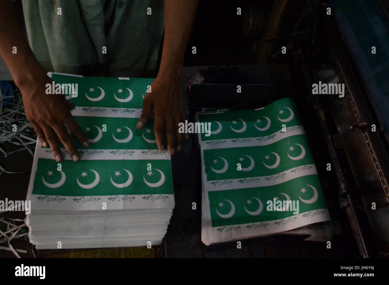 Lahore, Pakistan. 13th July, 2017. Pakistani workers busy printing the ...
