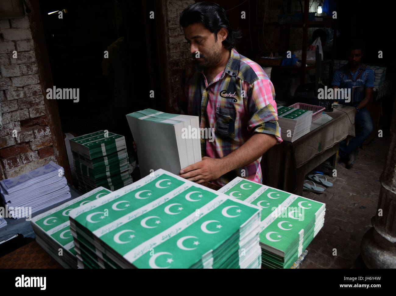 Lahore, Pakistan. 13th July, 2017. Pakistani workers busy printing the ...