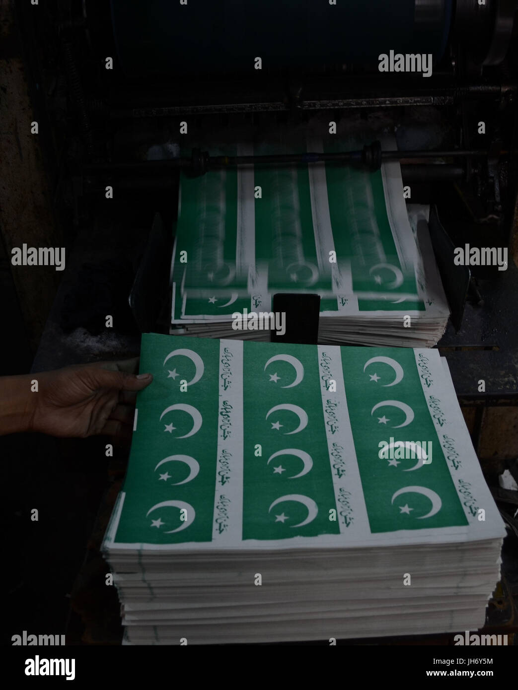 Lahore, Pakistan. 13th July, 2017. Pakistani workers busy printing the ...