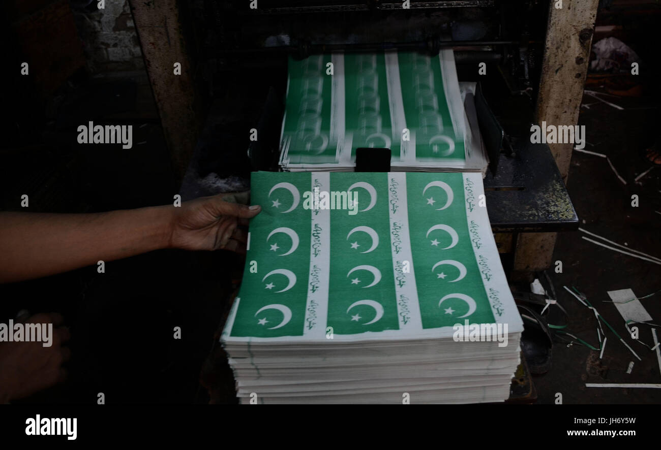 Lahore, Pakistan. 13th July, 2017. Pakistani workers busy printing the ...