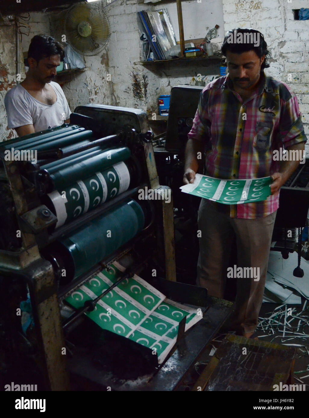 Lahore, Pakistan. 13th July, 2017. Pakistani workers busy printing the ...