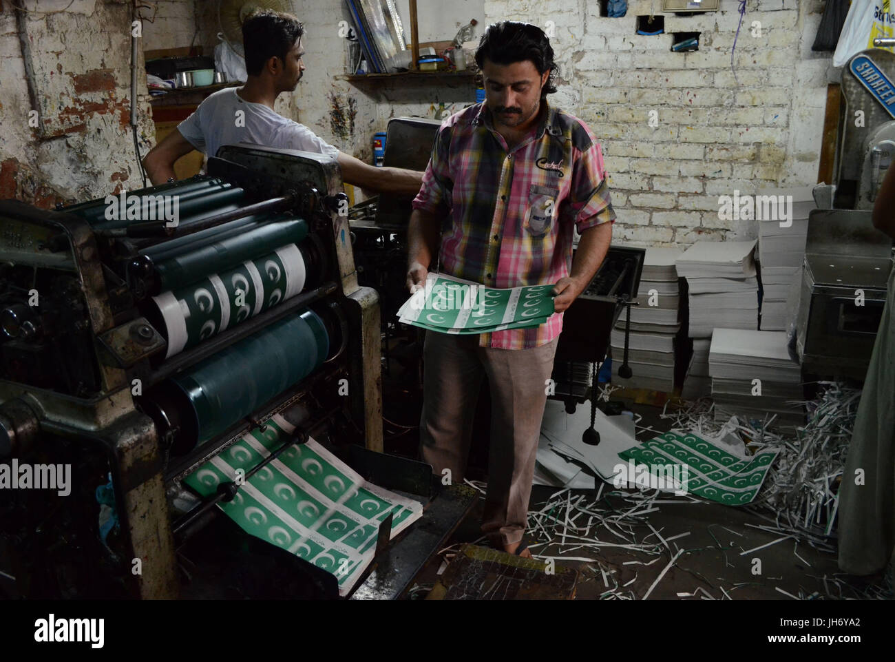 Lahore, Pakistan. 13th July, 2017. Pakistani workers busy printing the ...