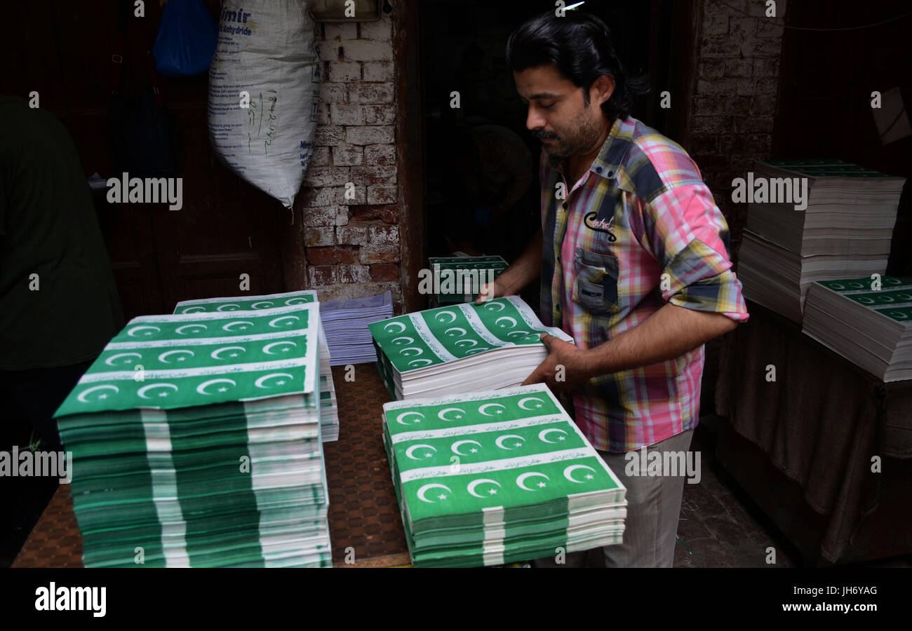 Lahore, Pakistan. 13th July, 2017. Pakistani workers busy printing the ...