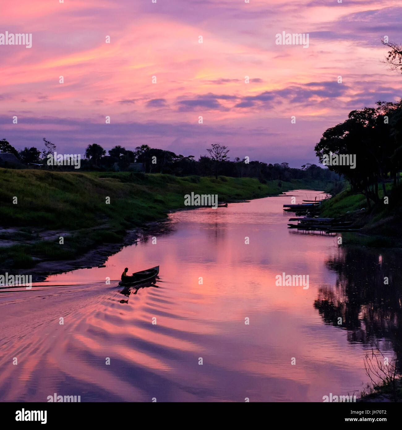 Peru Amazon Canoe Stock Photos & Peru Amazon Canoe Stock Images - Alamy