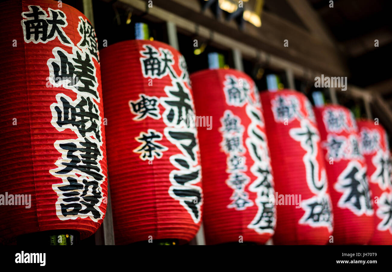 Japanese traditional paper lamps hi-res stock photography and images ...