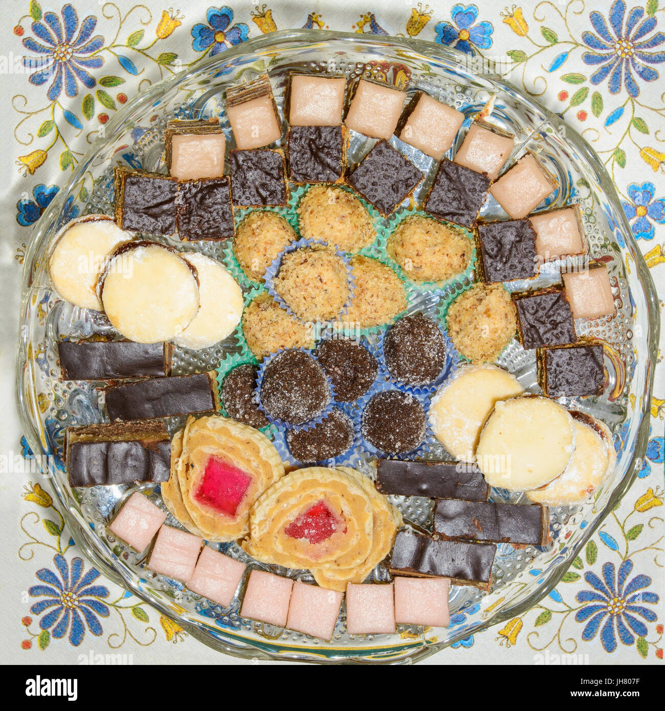 Footed cake hi-res stock photography and images - Alamy