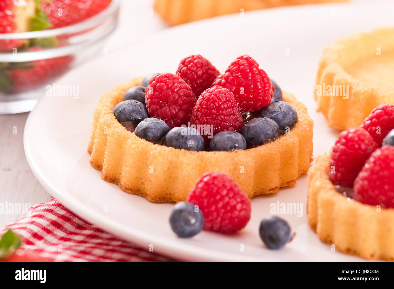 Sponge tartlets hi-res stock photography and images - Alamy