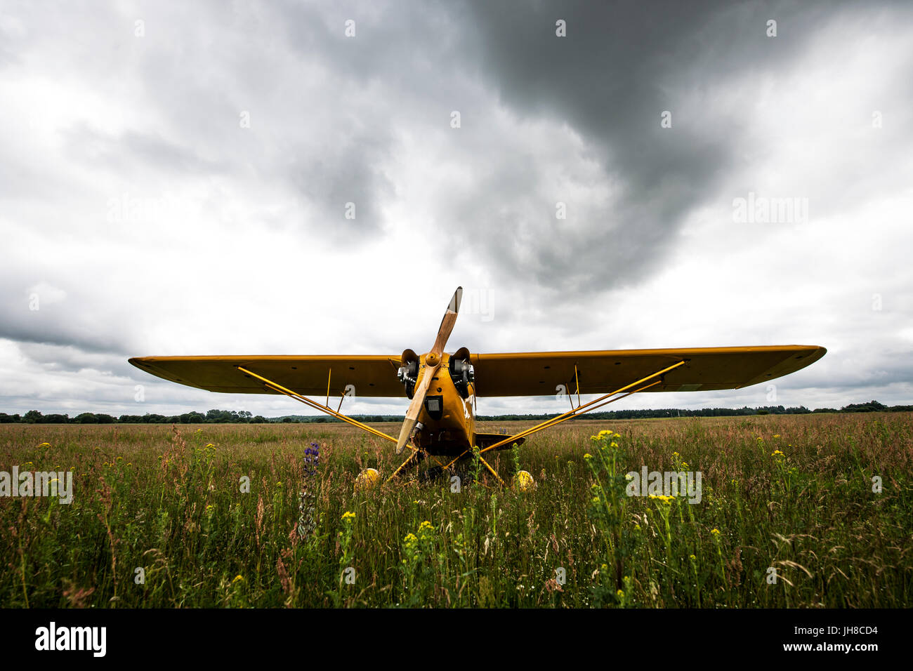 Vintage plane storm hi-res stock photography and images - Alamy