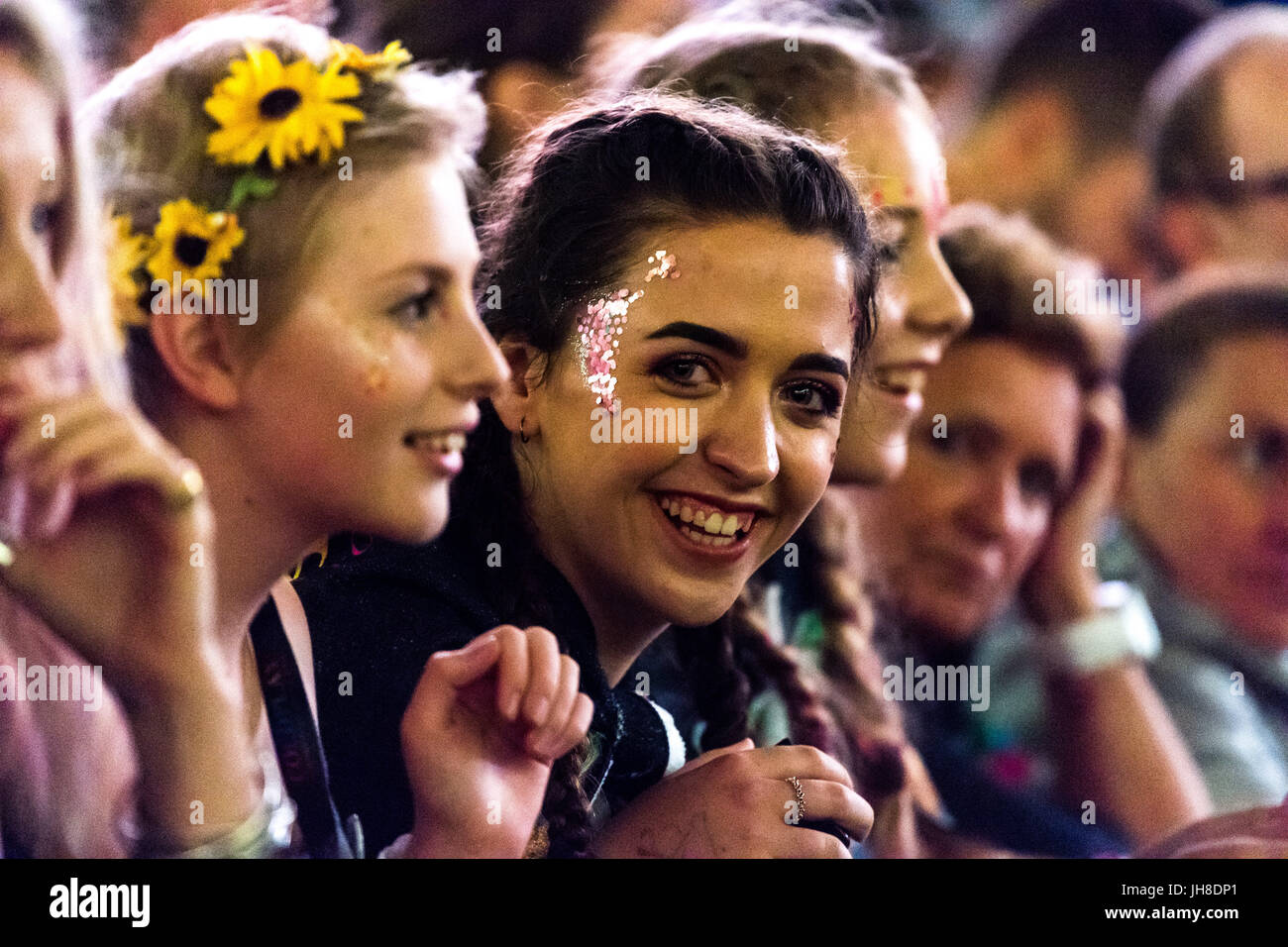 Teenagers at concert in stadium hi-res stock photography and images - Alamy