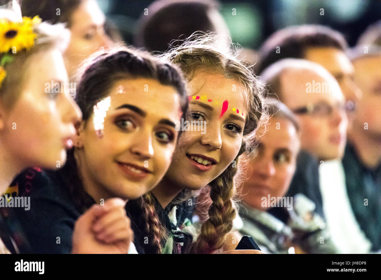Concert crowd girls hi-res stock photography and images - Alamy