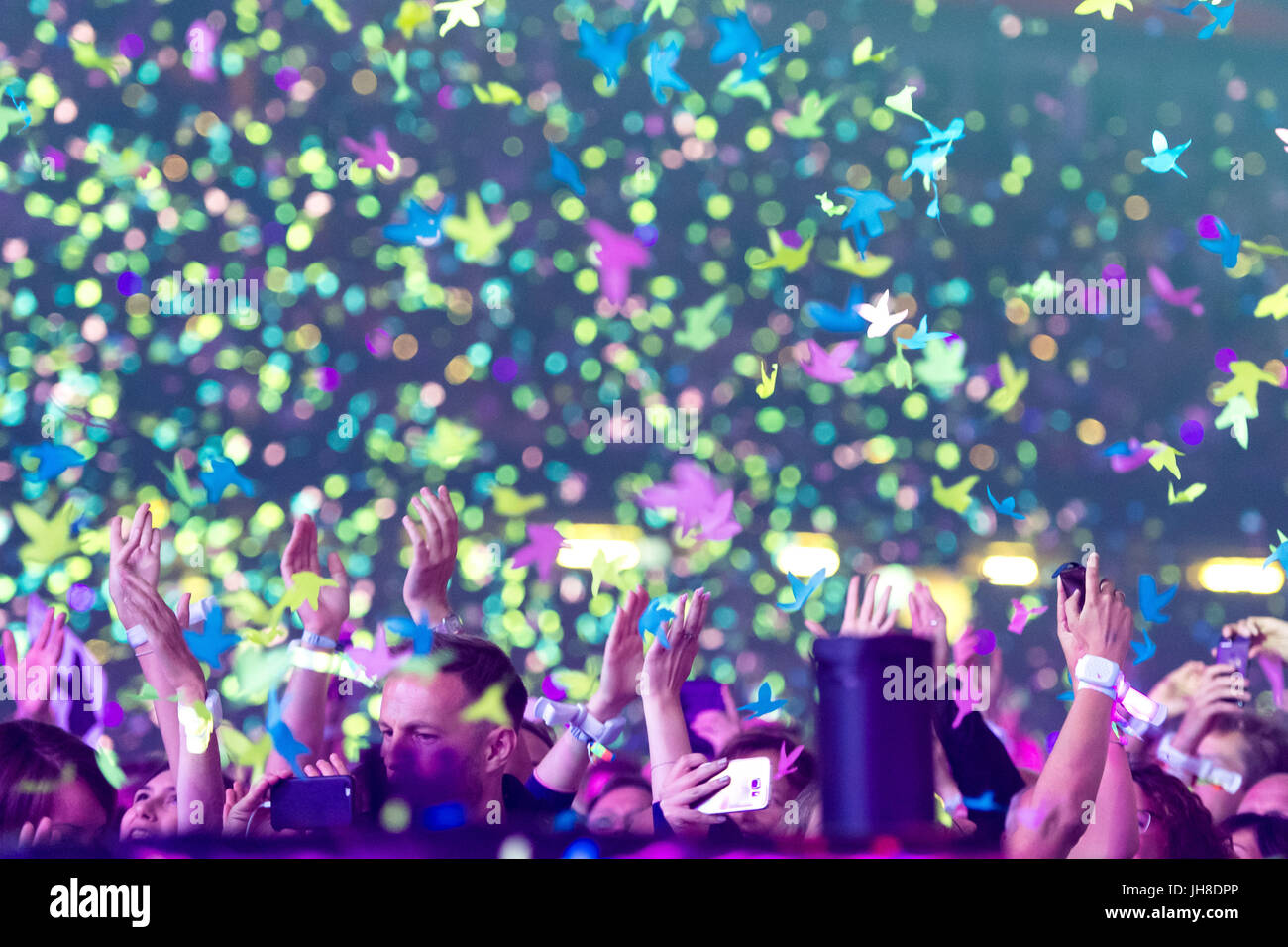 Confetti crowd hi-res stock photography and images - Alamy