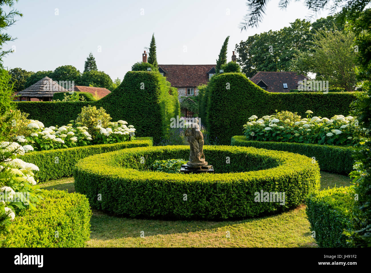 Circular hedge around sculpture Stock Photo - Alamy