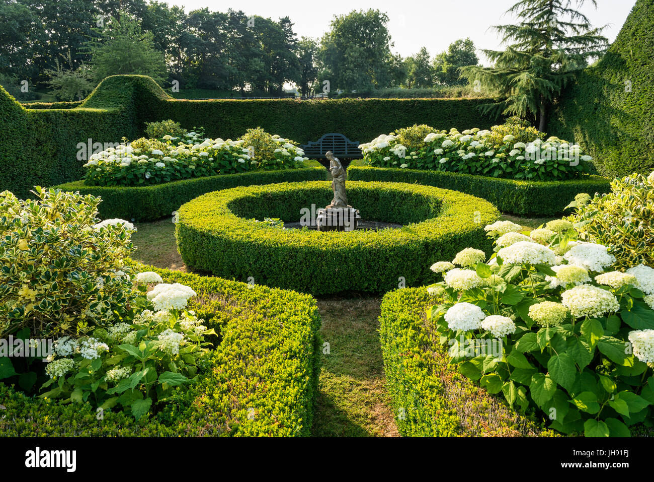 Circular hedge hi-res stock photography and images - Alamy