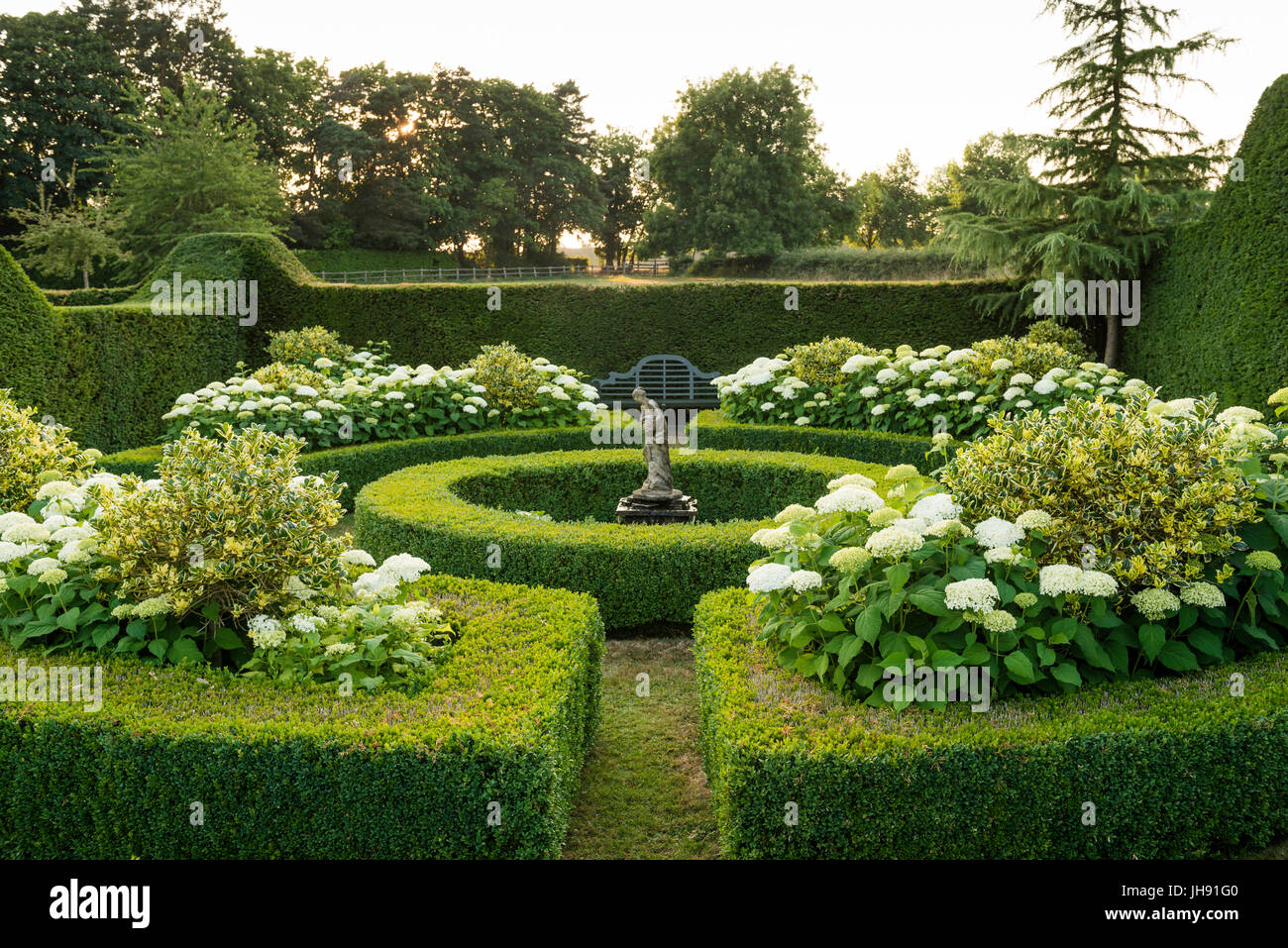 Circular hedge around sculpture Stock Photo - Alamy