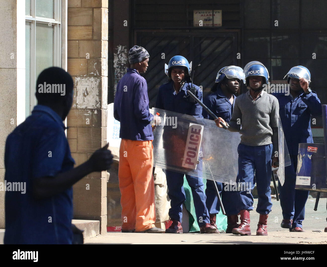 Zimbabwe police hi-res stock photography and images - Alamy