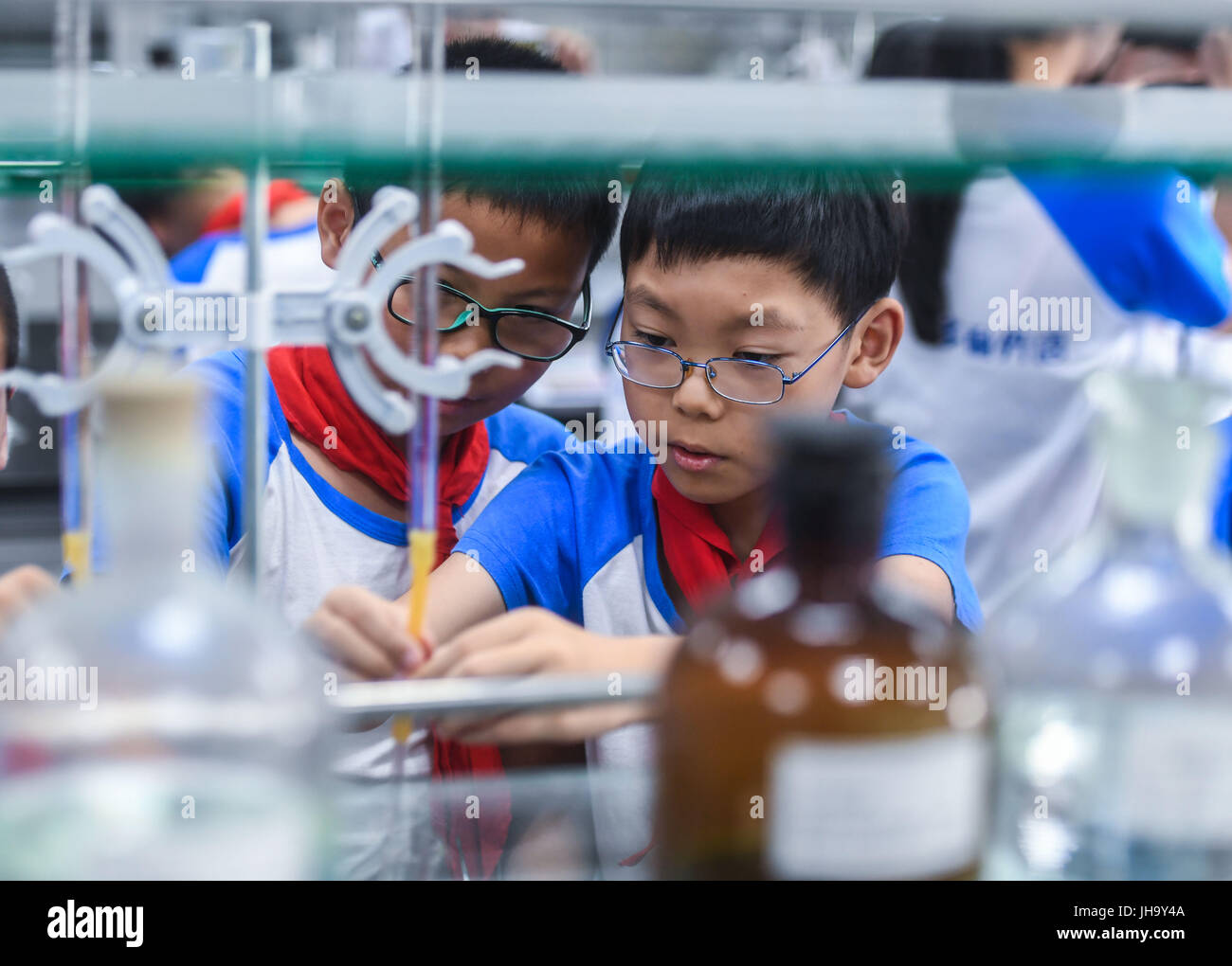 (170713) -- CHANGXING, July 13, 2017 (Xinhua) -- Children experience ...