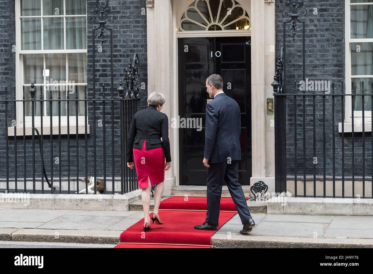 Walking to 10 downing street hi-res stock photography and images - Alamy