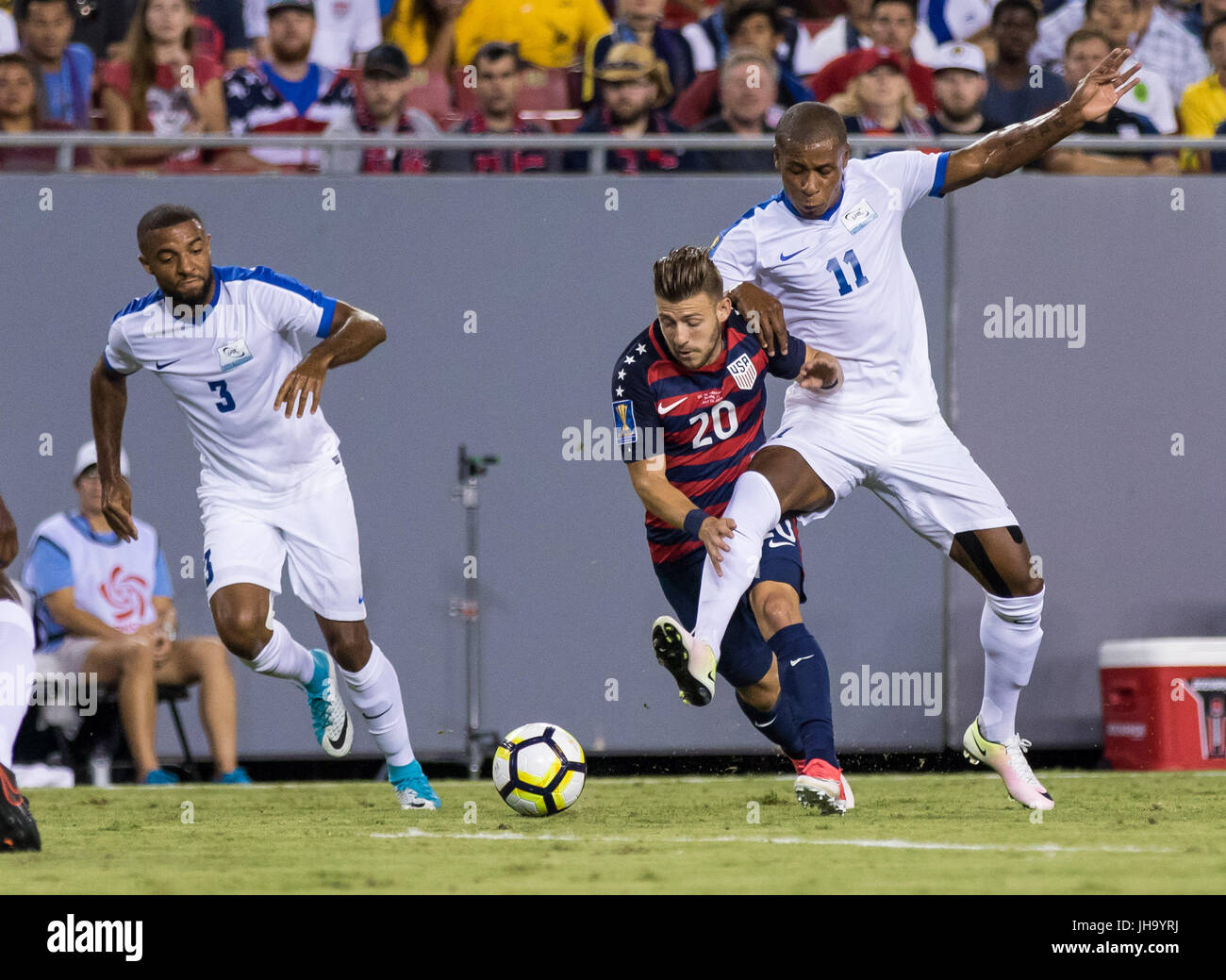 July 12, 2017 - United States midfielder Paul Arriola (20) gets between ...
