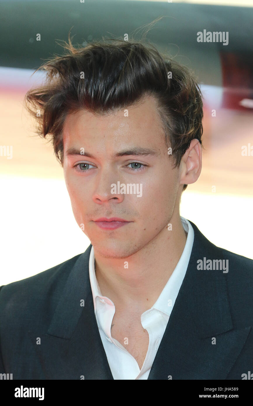Harry styles 2017 hi-res stock photography and images - Alamy