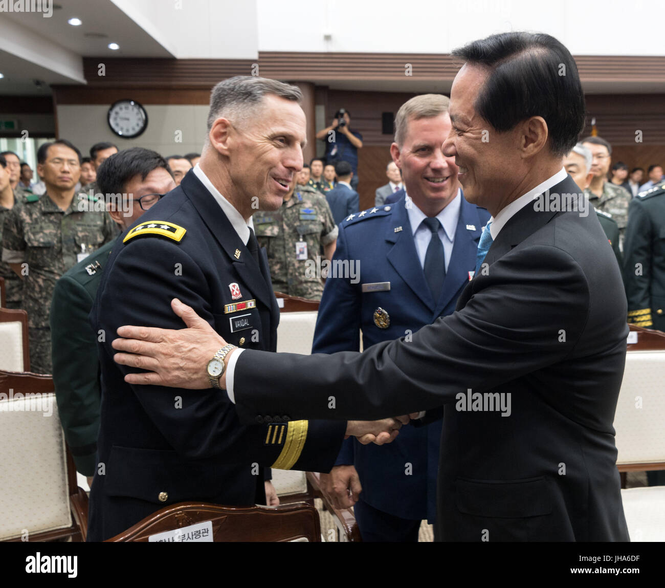 New defense chief inaugurated New Defense Minister Song Young-moo (R ...