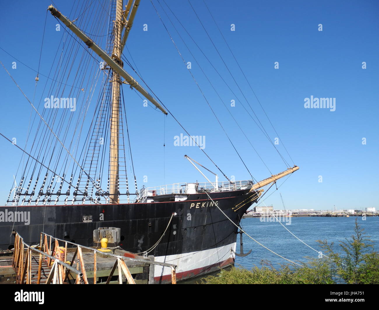 Staten Island, New York, US. 14th Oct, 2016. The historic four-masted ...