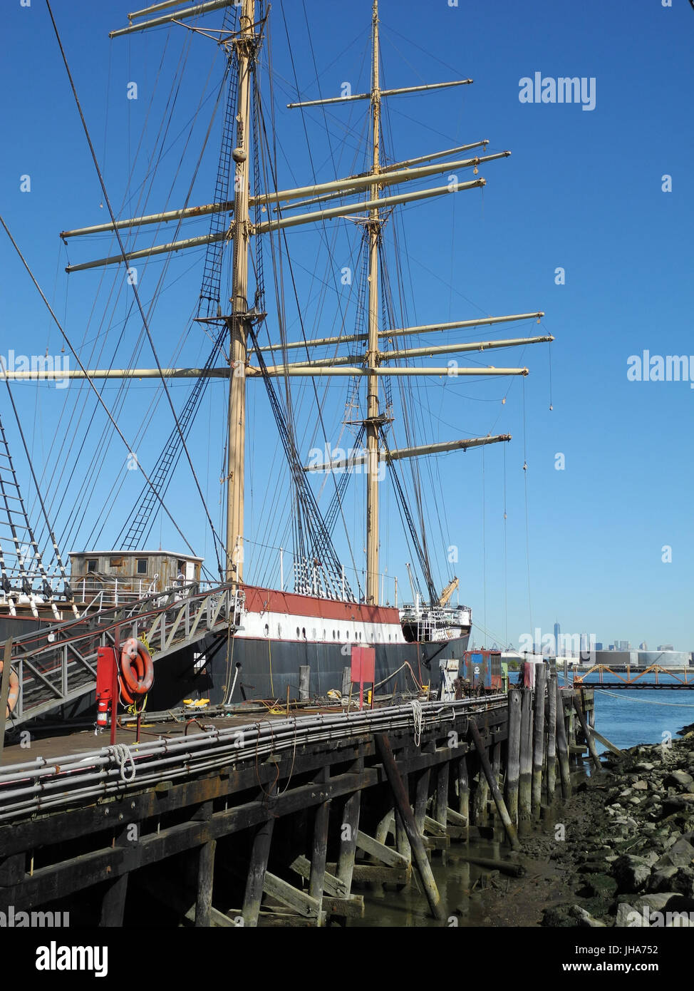 Staten Island, New York, US. 14th Oct, 2016. The historic four-masted ...