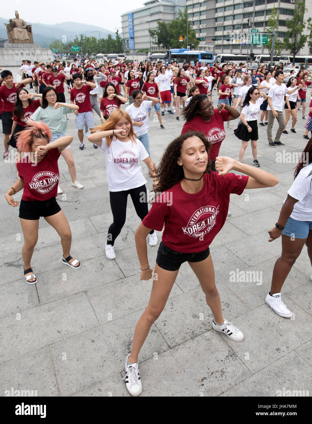 K-pop flash mob in Seoul Foreign students participating in the ...
