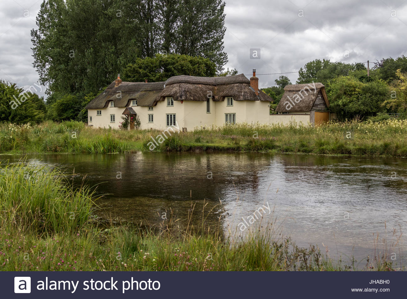 Riverside Thatched Cottage High Resolution Stock Photography and Images ...