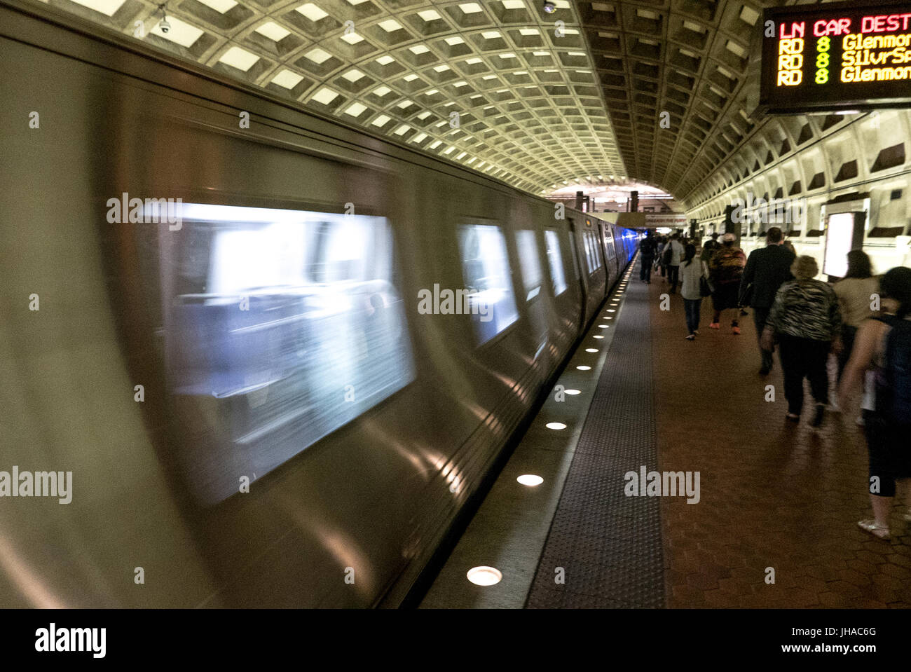 Images of commuters and trains taken on the Orange line from Northern ...