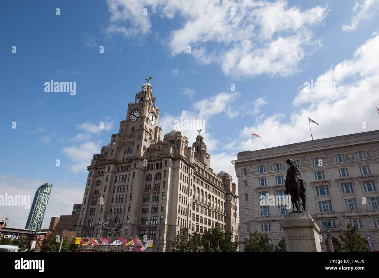 Statue infront of building hi-res stock photography and images - Alamy