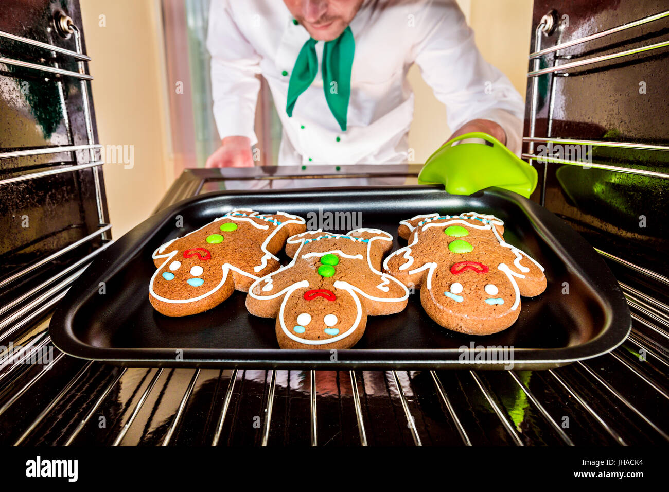 Baking gingerbread man in oven hi-res stock photography and images - Alamy